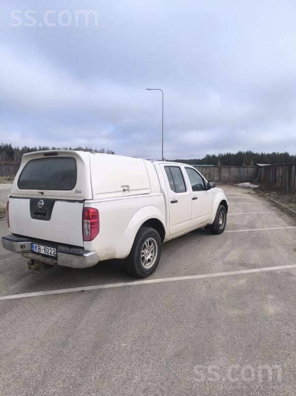 White Nissan Navara 2008 in Daugavpils, with an engine capacity of 2.50 L and mileage of 337 thousand km for 5500 €, photo 3 on AUTOMOTO.COM.LV