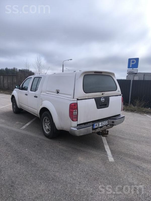 White Nissan Navara 2008 in Daugavpils, with an engine capacity of 2.50 L and mileage of 337 thousand km for 5500 €, photo 4 on AUTOMOTO.COM.LV
