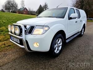 White Nissan Navara 2011 in Cesis, with an engine capacity of 2.50 L and mileage of 200 thousand km for 9600 €, photo 5 on AUTOMOTO.COM.LV