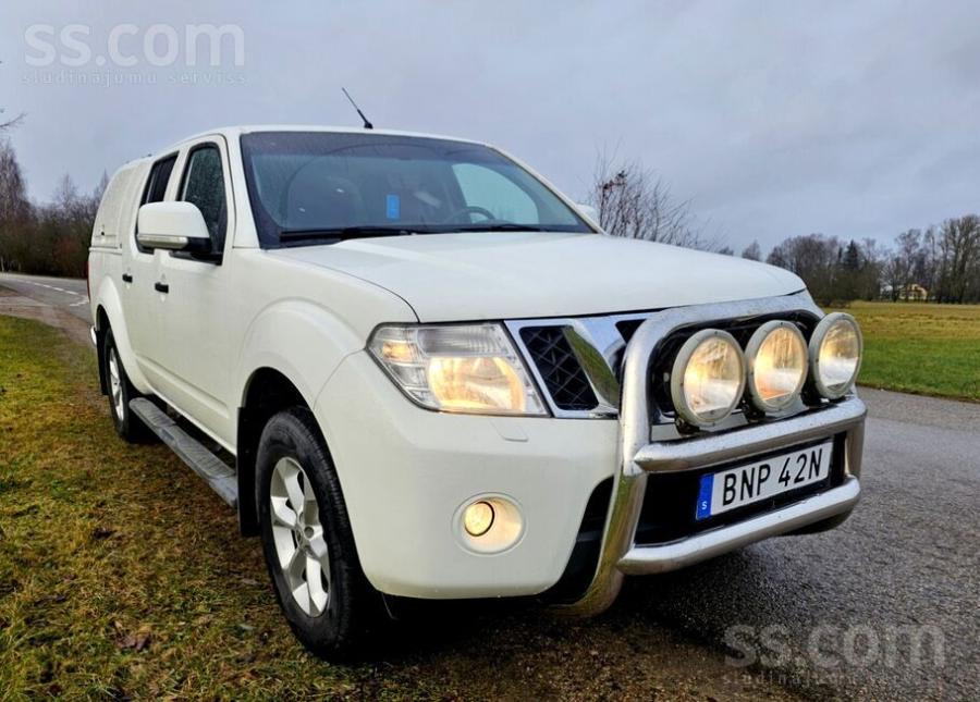 White Nissan Navara 2011 in Cesis, with an engine capacity of 2.50 L and mileage of 200 thousand km for 9600 €, photo 6 on AUTOMOTO.COM.LV
