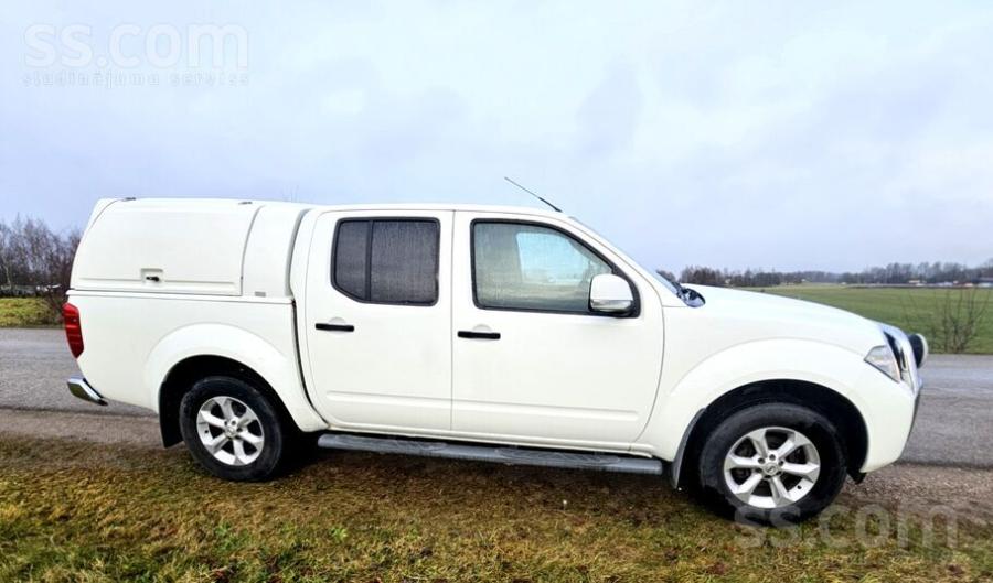 White Nissan Navara 2011 in Cesis, with an engine capacity of 2.50 L and mileage of 200 thousand km for 9600 €, photo 9 on AUTOMOTO.COM.LV