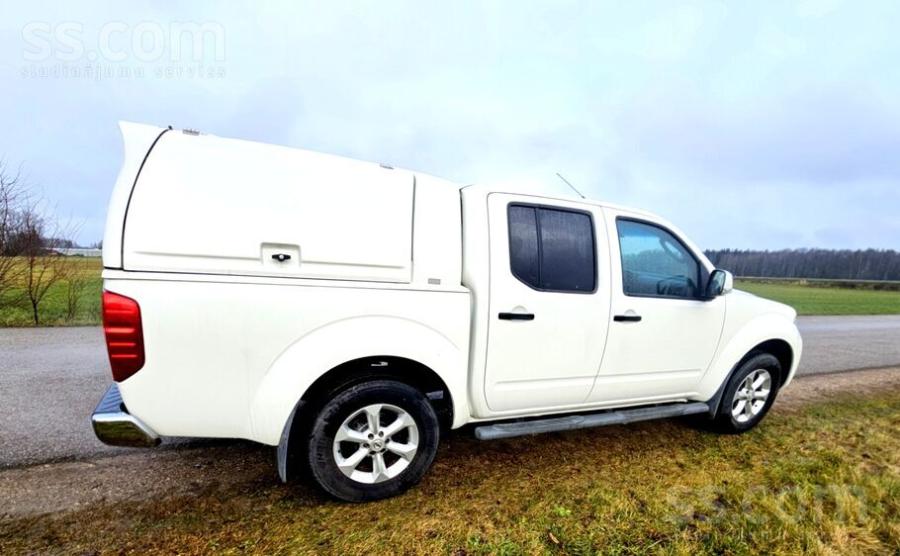White Nissan Navara 2011 in Cesis, with an engine capacity of 2.50 L and mileage of 200 thousand km for 9600 €, photo 13 on AUTOMOTO.COM.LV