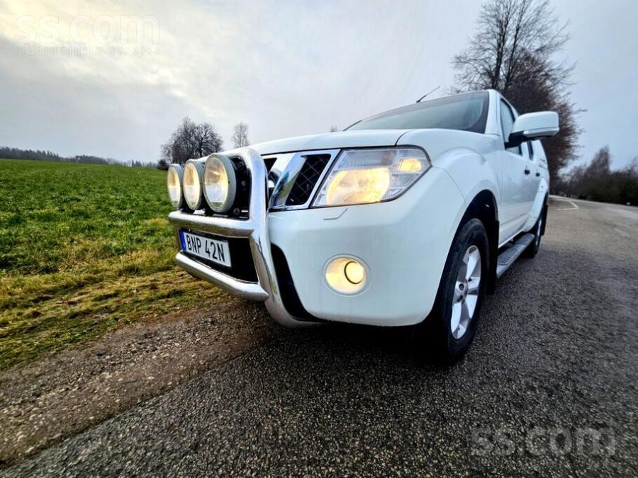 White Nissan Navara 2011 in Cesis, with an engine capacity of 2.50 L and mileage of 200 thousand km for 9600 €, photo 18 on AUTOMOTO.COM.LV