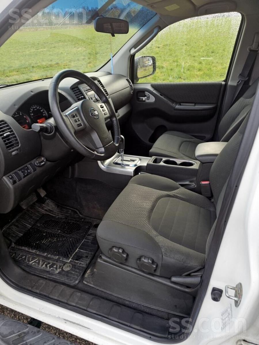 White Nissan Navara 2011 in Cesis, with an engine capacity of 2.50 L and mileage of 200 thousand km for 9600 €, photo 29 on AUTOMOTO.COM.LV