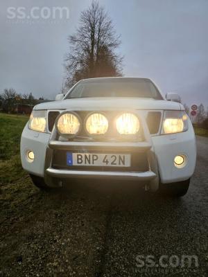 White Nissan Navara 2011 in Cesis, with an engine capacity of 2.50 L and mileage of 200 thousand km for 9600 €, photo 30 on AUTOMOTO.COM.LV