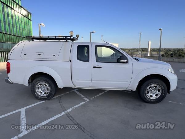 White Nissan Navara 2015 in Tallinn, with an engine capacity of 2.50 L and mileage of 226 thousand km for 8490 €, photo 4 on AUTOMOTO.COM.LV