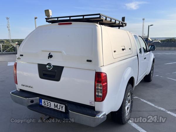 White Nissan Navara 2015 in Tallinn, with an engine capacity of 2.50 L and mileage of 226 thousand km for 8490 €, photo 5 on AUTOMOTO.COM.LV