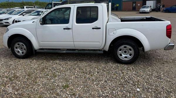 Balts Nissan Navara 2015 Tauragė, ar dzinēja tilpumu 2.50 L un nobraukumu 320 tūkst. km par 6800 €, foto 2 vietnē AUTOMOTO.COM.LV