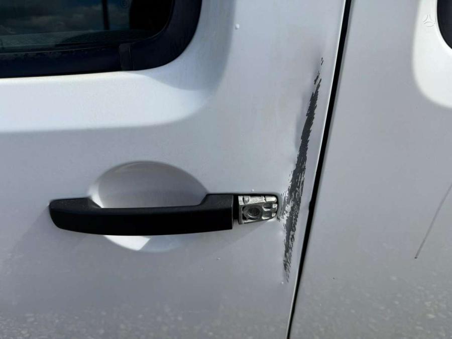 Balts Nissan Navara 2015 Tauragė, ar dzinēja tilpumu 2.50 L un nobraukumu 320 tūkst. km par 6800 €, foto 17 vietnē AUTOMOTO.COM.LV