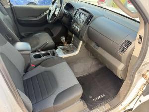 Balts Nissan Navara 2015 Tauragė, ar dzinēja tilpumu 2.50 L un nobraukumu 320 tūkst. km par 6800 €, foto 18 vietnē AUTOMOTO.COM.LV