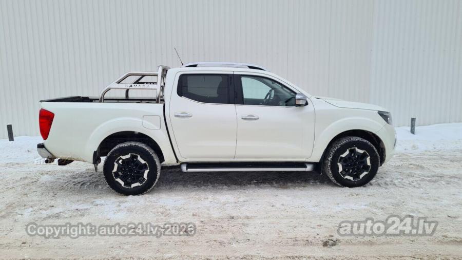 White Nissan Navara 2019 in Tallinn, with an engine capacity of 2.30 L and mileage of 294 thousand km for 14990 €, photo 8 on AUTOMOTO.COM.LV
