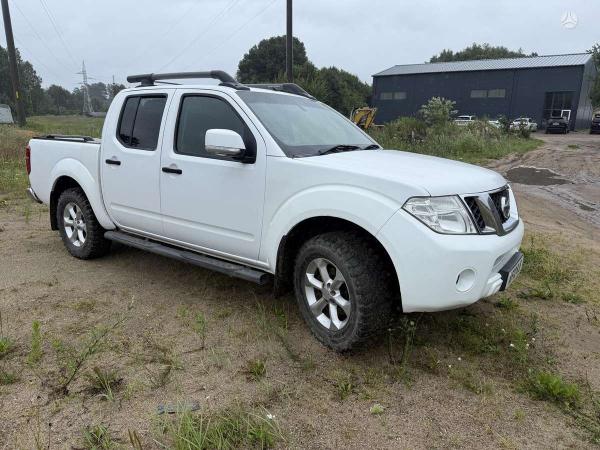 White Nissan Navara 2014 in Silute, with an engine capacity of 2.50 L and mileage of 261 thousand km for 4700 €, photo 2 on AUTOMOTO.COM.LV