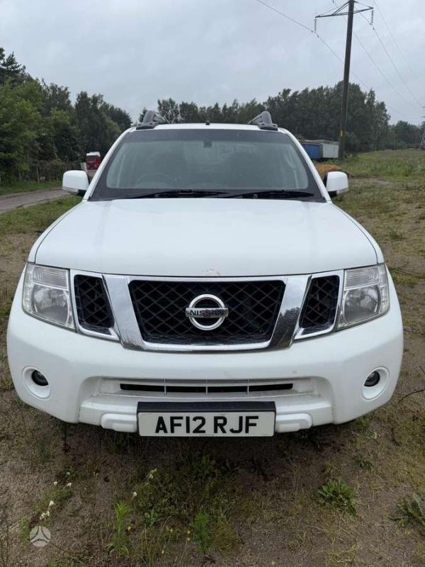 White Nissan Navara 2014 in Silute, with an engine capacity of 2.50 L and mileage of 261 thousand km for 4700 €, photo 3 on AUTOMOTO.COM.LV