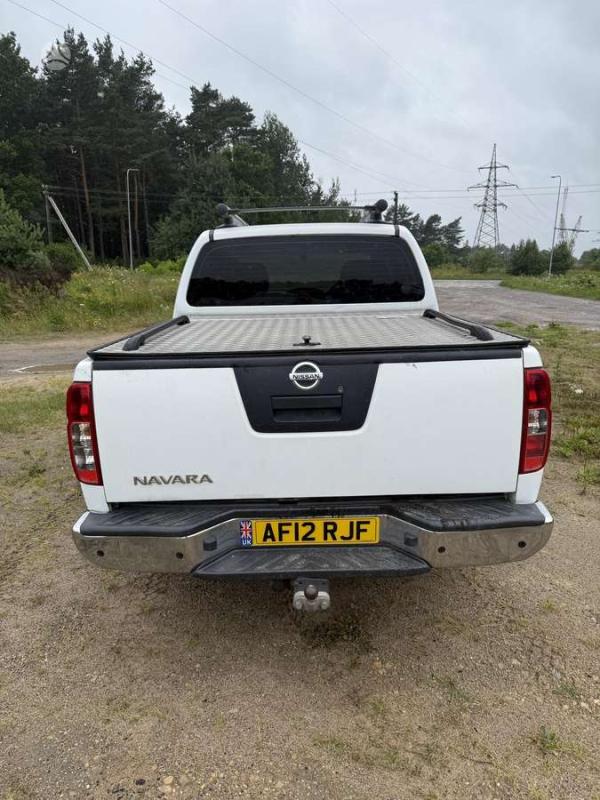 White Nissan Navara 2014 in Silute, with an engine capacity of 2.50 L and mileage of 261 thousand km for 4700 €, photo 4 on AUTOMOTO.COM.LV