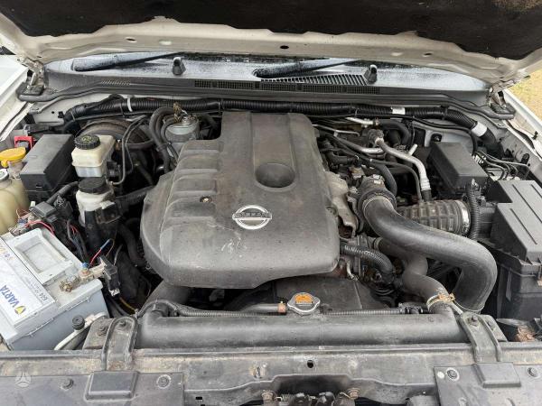 White Nissan Navara 2014 in Silute, with an engine capacity of 2.50 L and mileage of 261 thousand km for 4700 €, photo 5 on AUTOMOTO.COM.LV