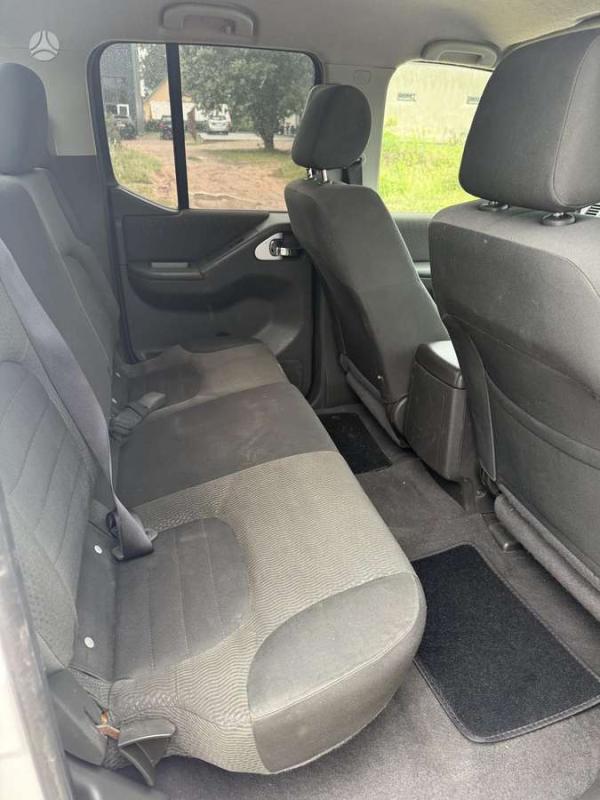 White Nissan Navara 2014 in Silute, with an engine capacity of 2.50 L and mileage of 261 thousand km for 4700 €, photo 7 on AUTOMOTO.COM.LV