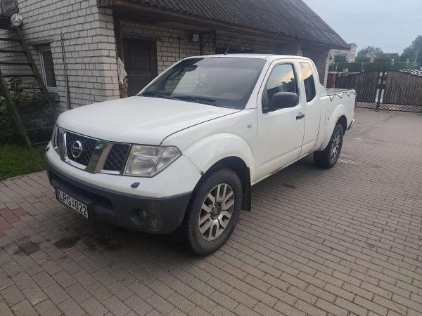 White Nissan Navara 2007 in Vievis, with an engine capacity of 2.50 L and mileage of 303 thousand km for 3650 €, photo 1 on AUTOMOTO.COM.LV