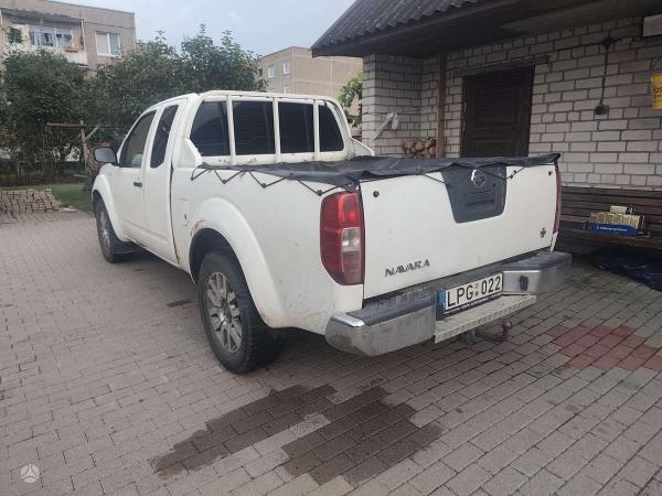 White Nissan Navara 2007 in Vievis, with an engine capacity of 2.50 L and mileage of 303 thousand km for 3650 €, photo 4 on AUTOMOTO.COM.LV