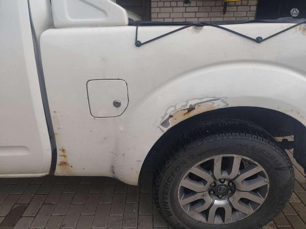 White Nissan Navara 2007 in Vievis, with an engine capacity of 2.50 L and mileage of 303 thousand km for 3650 €, photo 5 on AUTOMOTO.COM.LV