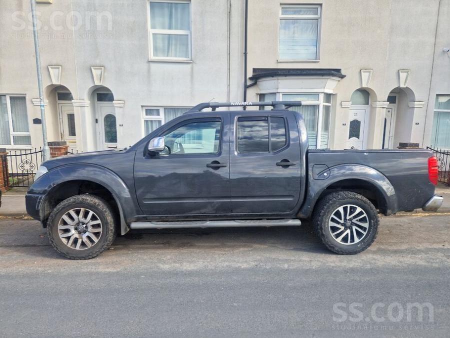 White Nissan Navara 2008 in Jelgava, with an engine capacity of 2.50 L and mileage of 194 thousand km for 4150 €, photo 3 on AUTOMOTO.COM.LV