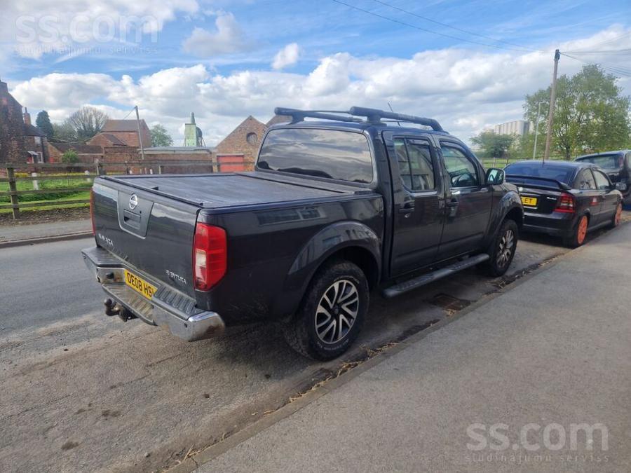 White Nissan Navara 2008 in Jelgava, with an engine capacity of 2.50 L and mileage of 194 thousand km for 4150 €, photo 5 on AUTOMOTO.COM.LV