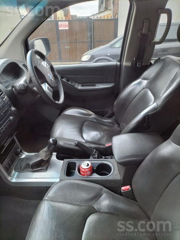 White Nissan Navara 2008 in Jelgava, with an engine capacity of 2.50 L and mileage of 194 thousand km for 4150 €, photo 6 on AUTOMOTO.COM.LV