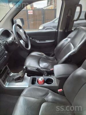 White Nissan Navara 2008 in Jelgava, with an engine capacity of 2.50 L and mileage of 194 thousand km for 4150 €, photo 7 on AUTOMOTO.COM.LV