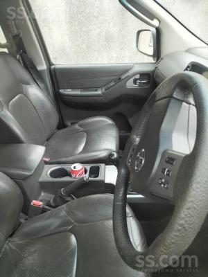 White Nissan Navara 2008 in Jelgava, with an engine capacity of 2.50 L and mileage of 194 thousand km for 4150 €, photo 8 on AUTOMOTO.COM.LV