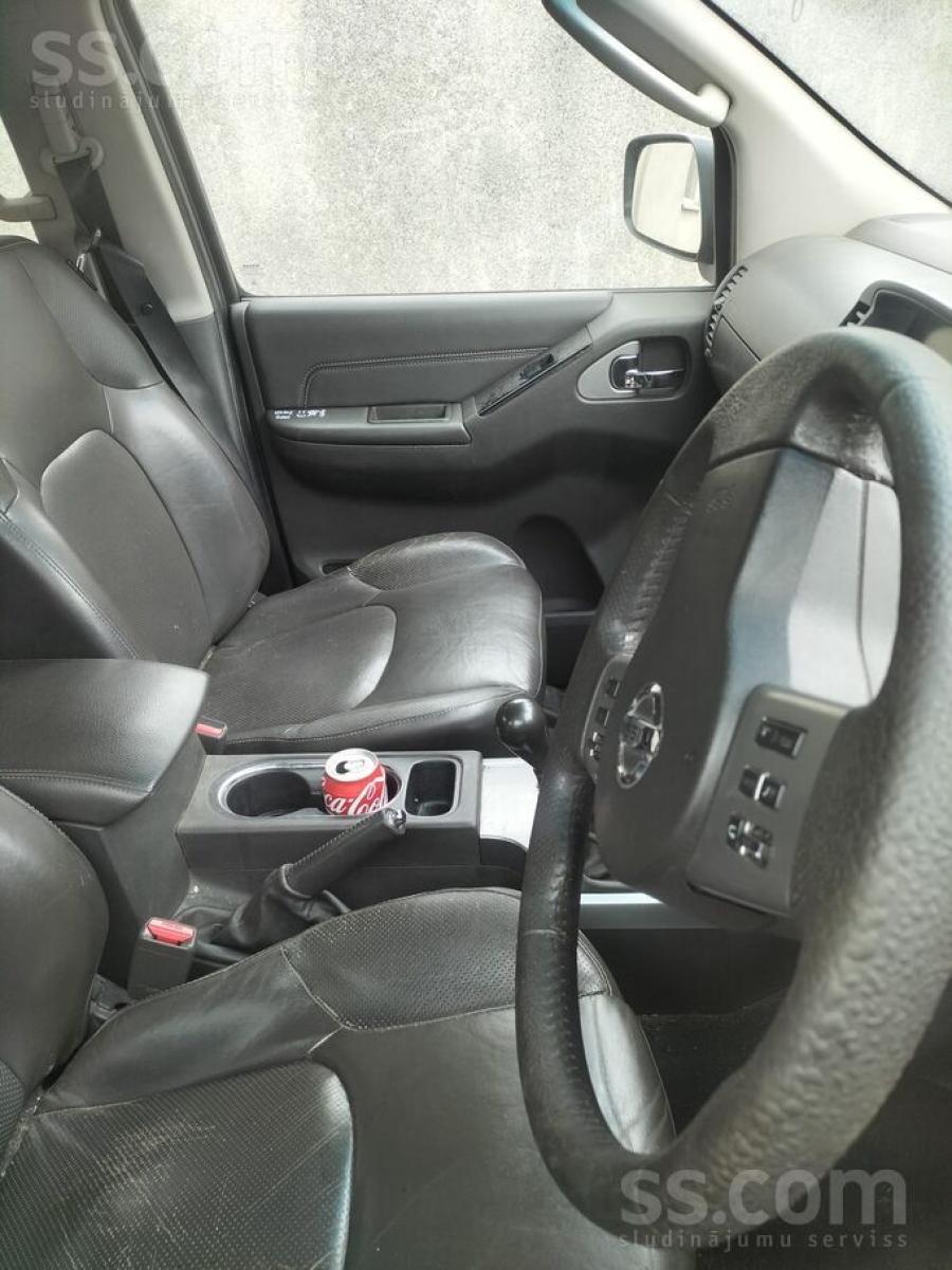 White Nissan Navara 2008 in Jelgava, with an engine capacity of 2.50 L and mileage of 194 thousand km for 4150 €, photo 8 on AUTOMOTO.COM.LV