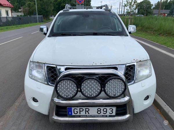 White Nissan Navara 2011 in Riga, with an engine capacity of 2.50 L and mileage of 293 thousand km for 4900 €, photo 1 on AUTOMOTO.COM.LV