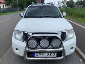 White Nissan Navara 2011 in Riga, with an engine capacity of 2.50 L and mileage of 293 thousand km for 4900 €, photo  on AUTOMOTO.COM.LV