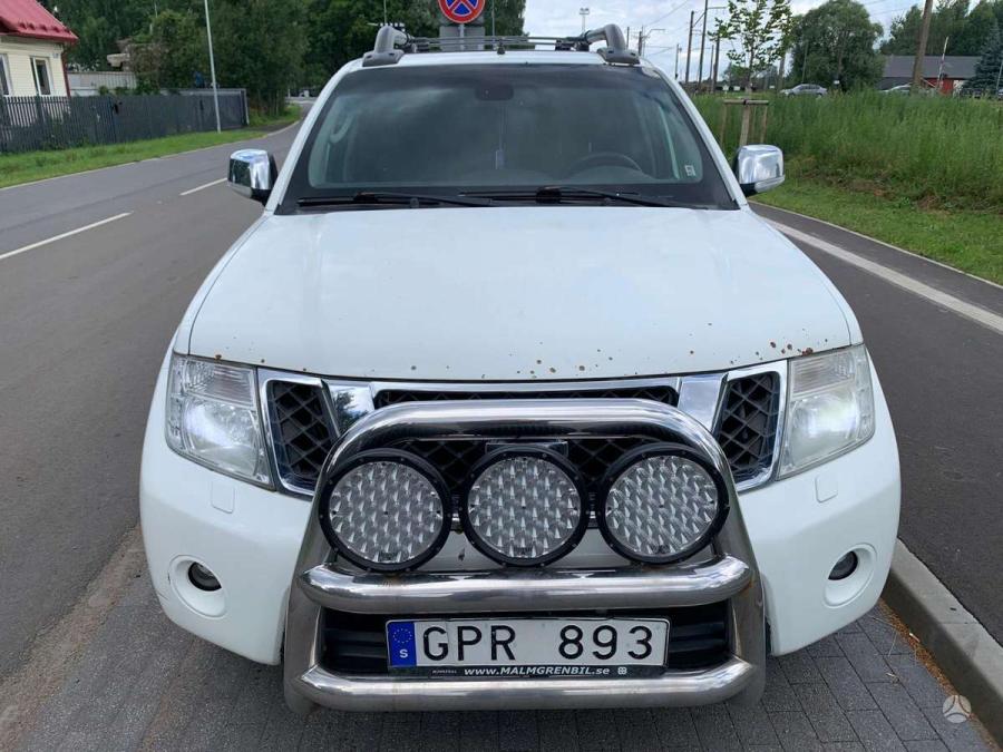 White Nissan Navara 2011 in Riga, with an engine capacity of 2.50 L and mileage of 293 thousand km for 4900 €, photo 1 on AUTOMOTO.COM.LV