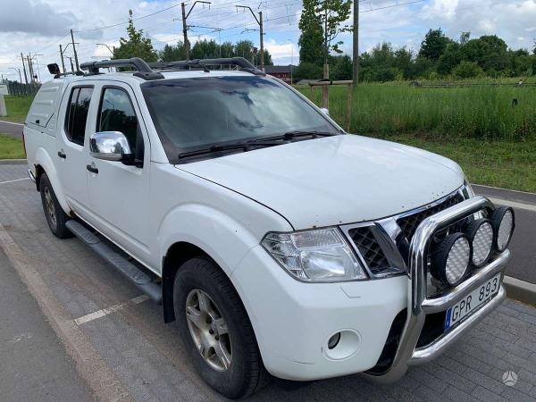 White Nissan Navara 2011 in Riga, with an engine capacity of 2.50 L and mileage of 293 thousand km for 4900 €, photo 2 on AUTOMOTO.COM.LV