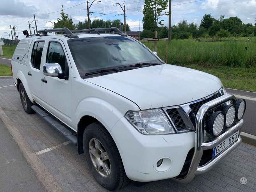 White Nissan Navara 2011 in Riga, with an engine capacity of 2.50 L and mileage of 293 thousand km for 4900 €, photo 3 on AUTOMOTO.COM.LV