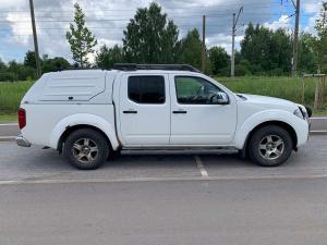 White Nissan Navara 2011 in Riga, with an engine capacity of 2.50 L and mileage of 293 thousand km for 4900 €, photo 5 on AUTOMOTO.COM.LV