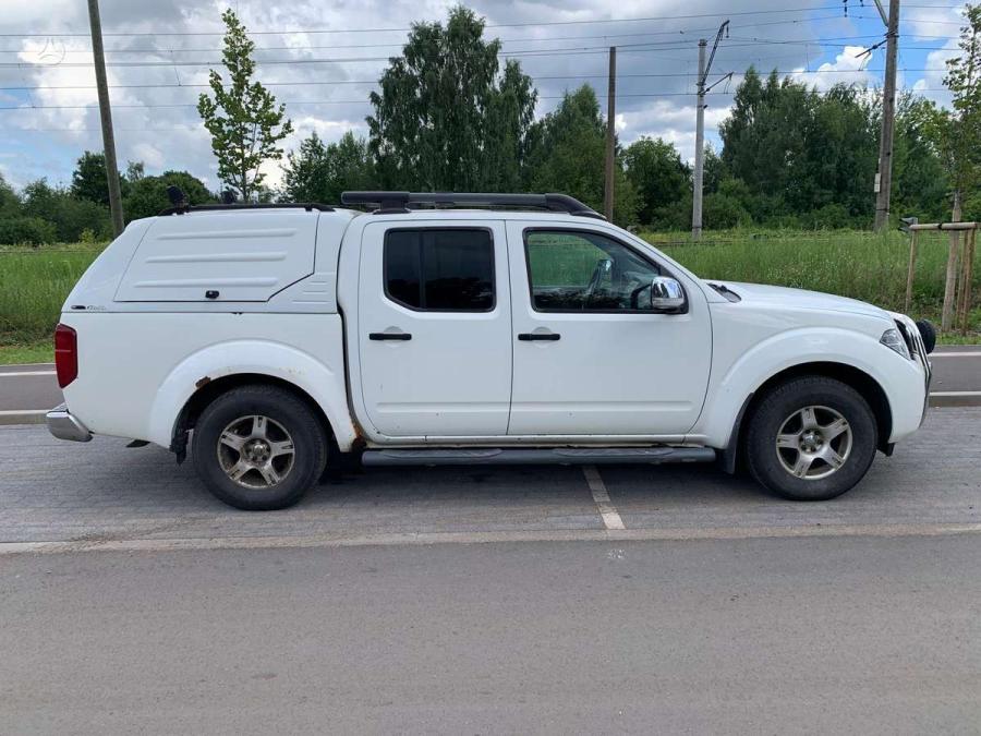 White Nissan Navara 2011 in Riga, with an engine capacity of 2.50 L and mileage of 293 thousand km for 4900 €, photo 5 on AUTOMOTO.COM.LV
