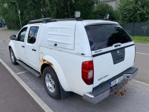 White Nissan Navara 2011 in Riga, with an engine capacity of 2.50 L and mileage of 293 thousand km for 4900 €, photo 6 on AUTOMOTO.COM.LV