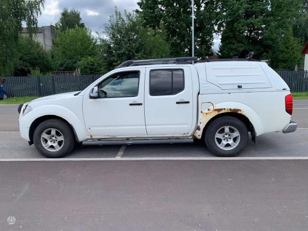 White Nissan Navara 2011 in Riga, with an engine capacity of 2.50 L and mileage of 293 thousand km for 4900 €, photo 6 on AUTOMOTO.COM.LV