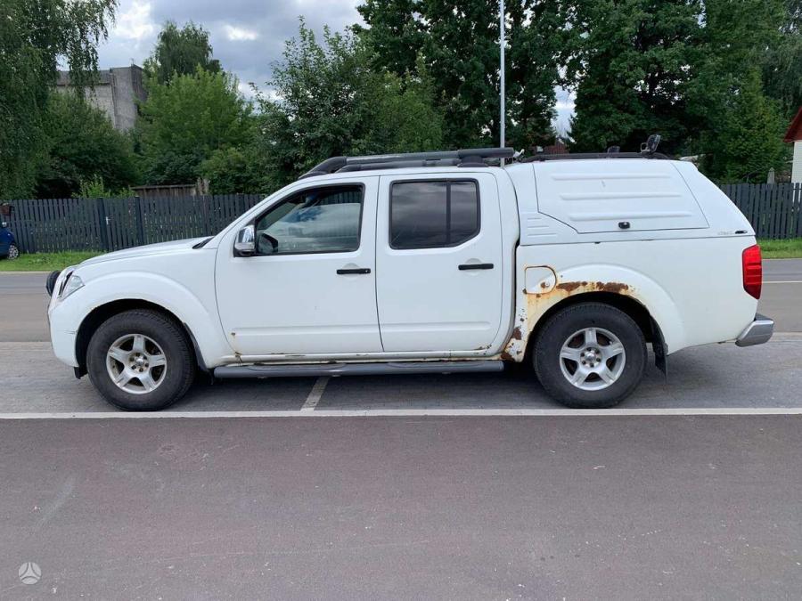 White Nissan Navara 2011 in Riga, with an engine capacity of 2.50 L and mileage of 293 thousand km for 4900 €, photo 7 on AUTOMOTO.COM.LV