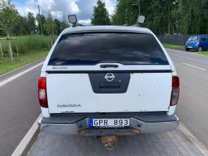 White Nissan Navara 2011 in Riga, with an engine capacity of 2.50 L and mileage of 293 thousand km for 4900 €, photo 8 on AUTOMOTO.COM.LV