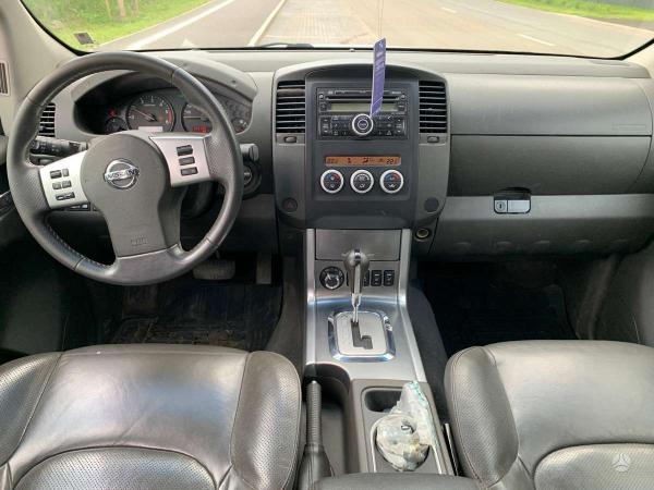 White Nissan Navara 2011 in Riga, with an engine capacity of 2.50 L and mileage of 293 thousand km for 4900 €, photo 8 on AUTOMOTO.COM.LV