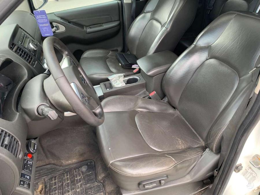 White Nissan Navara 2011 in Riga, with an engine capacity of 2.50 L and mileage of 293 thousand km for 4900 €, photo 10 on AUTOMOTO.COM.LV