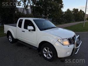 White Nissan Navara 2011 in Rezekne, with an engine capacity of 2.50 L and mileage of 198 thousand km for 9000 €, photo 1 on AUTOMOTO.COM.LV