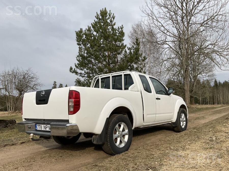 White Nissan Navara 2013 in Tallinn, with an engine capacity of 2.50 L and mileage of 78 thousand km for 11500 €, photo 2 on AUTOMOTO.COM.LV