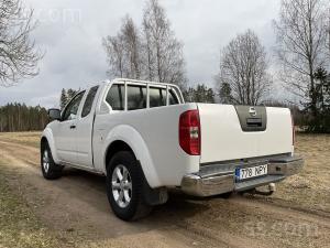 White Nissan Navara 2013 in Tallinn, with an engine capacity of 2.50 L and mileage of 78 thousand km for 11500 €, photo 4 on AUTOMOTO.COM.LV