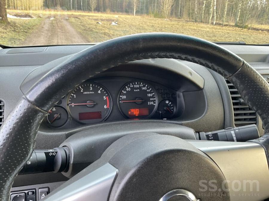 White Nissan Navara 2013 in Tallinn, with an engine capacity of 2.50 L and mileage of 78 thousand km for 11500 €, photo 10 on AUTOMOTO.COM.LV