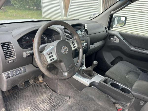 Balts Nissan Navara 2013 Tauragė, ar dzinēja tilpumu 2.50 L un nobraukumu 295 tūkst. km par 3900 €, foto 5 vietnē AUTOMOTO.COM.LV