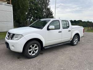 White Nissan Navara 2013 in Taurage, with an engine capacity of 2.50 L and mileage of 295 thousand km for 3900 €, photo  on AUTOMOTO.COM.LV