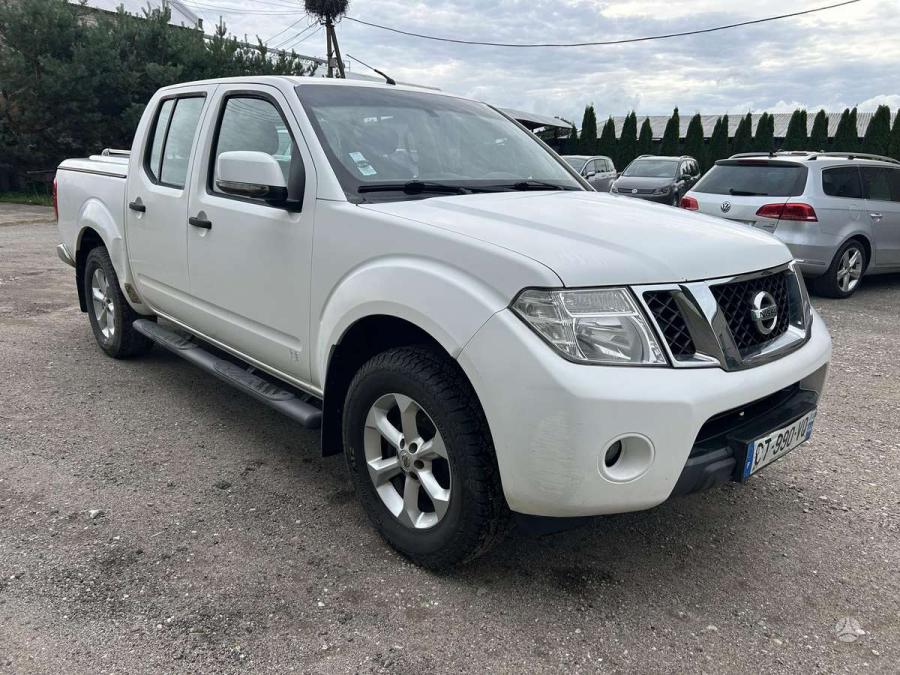 White Nissan Navara 2013 in Taurage, with an engine capacity of 2.50 L and mileage of 295 thousand km for 3900 €, photo 3 on AUTOMOTO.COM.LV