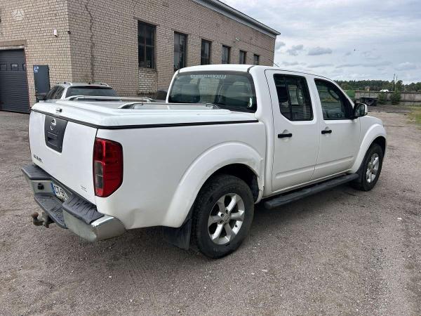 White Nissan Navara 2013 in Taurage, with an engine capacity of 2.50 L and mileage of 295 thousand km for 3900 €, photo 3 on AUTOMOTO.COM.LV